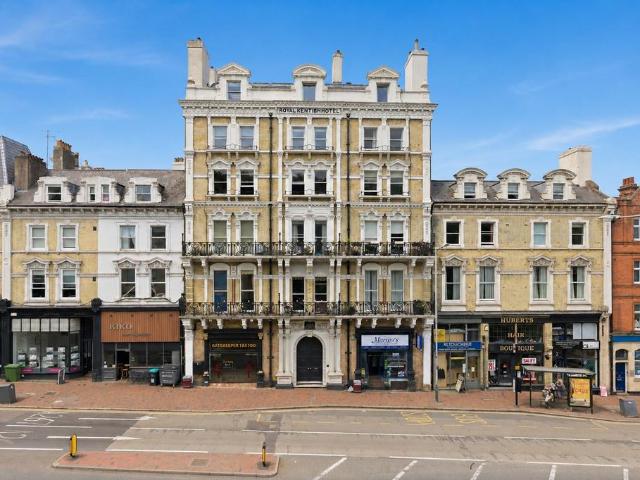 3 bedroom flat for sale