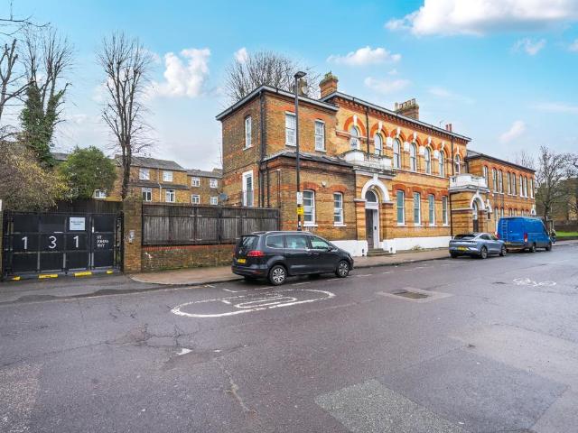 3 bedroom flat for sale