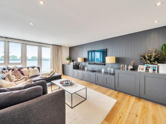 3 bedroom flat for sale