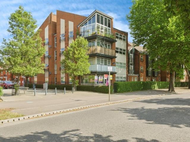 3 bedroom flat for sale