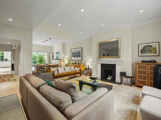 3 bedroom flat for sale