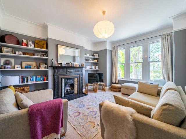 3 bedroom flat for sale