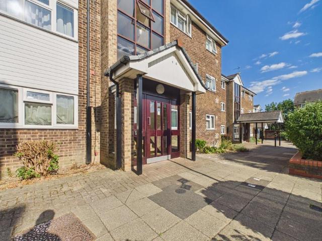 3 bedroom flat for sale