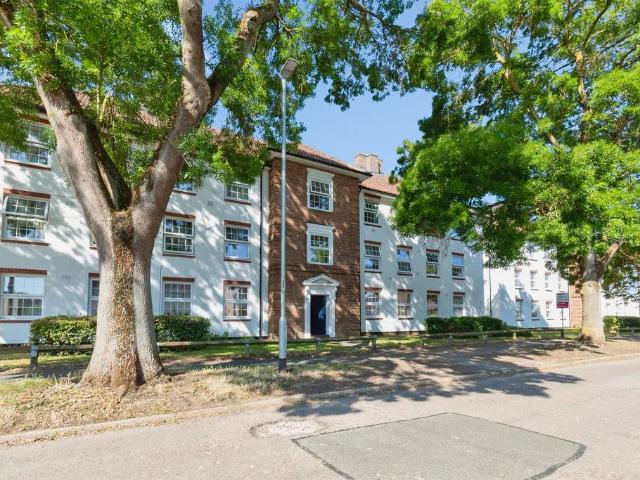 3 bedroom flat for sale