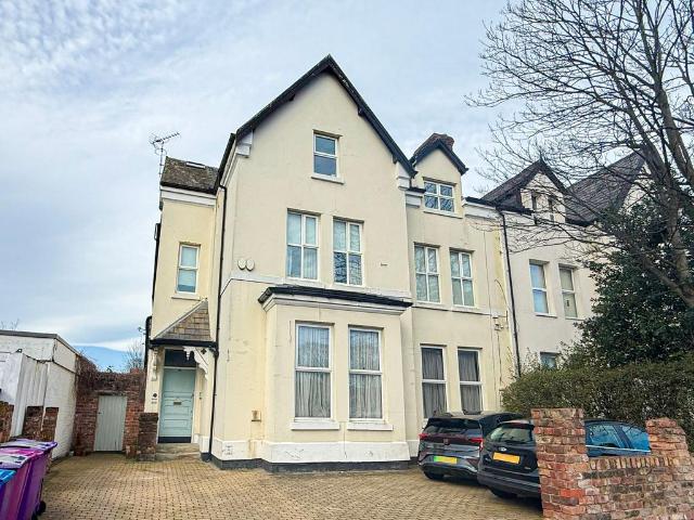 3 bedroom flat for sale