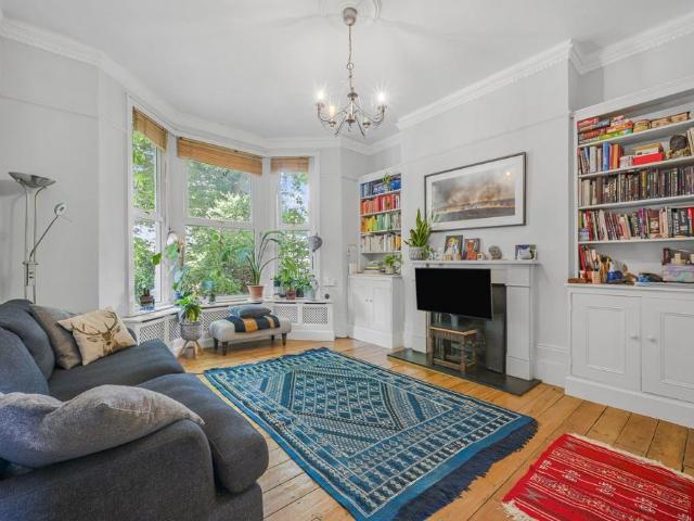 3 bedroom flat for sale