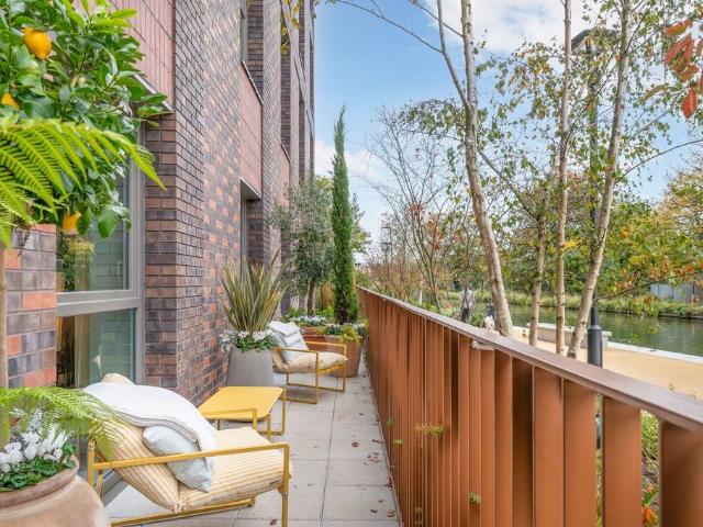 3 bedroom flat for sale