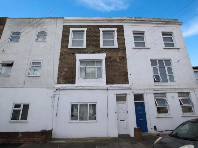 3 bedroom flat for sale