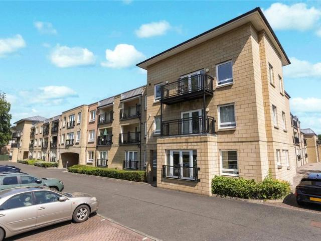 3 bedroom flat for sale
