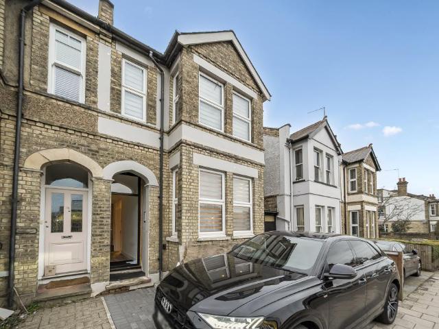 3 bedroom flat for sale