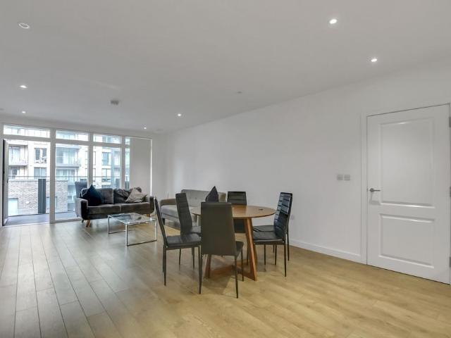 3 bedroom flat for sale