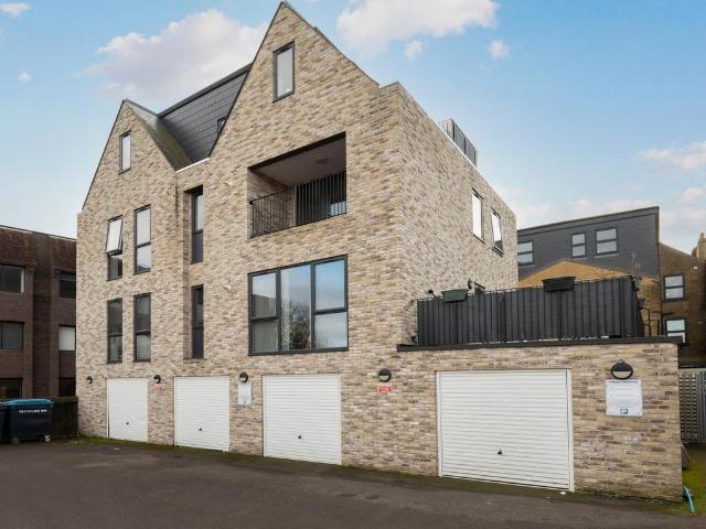 3 bedroom flat for sale