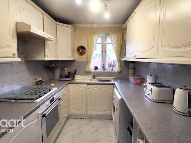 3 bedroom flat for sale