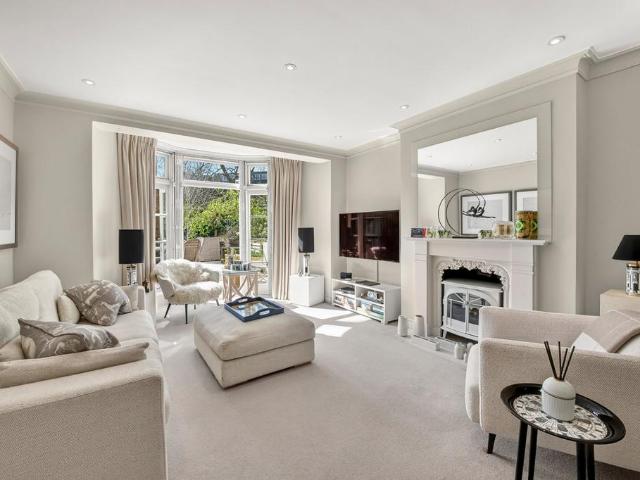 3 bedroom flat for sale
