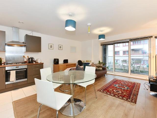 3 bedroom flat for sale