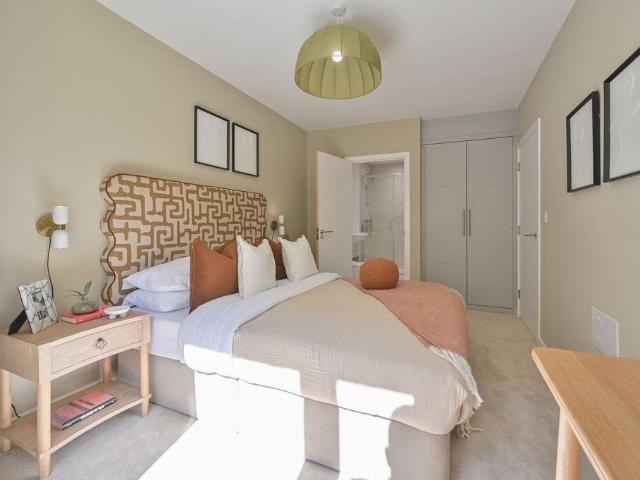 3 bedroom flat for sale