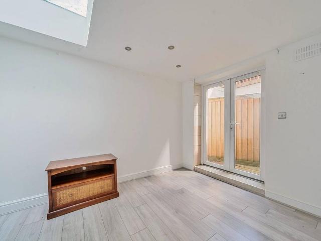 3 bedroom flat for sale