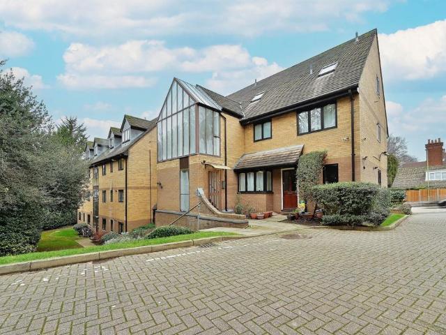 3 bedroom flat for sale