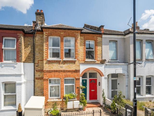 3 bedroom flat for sale