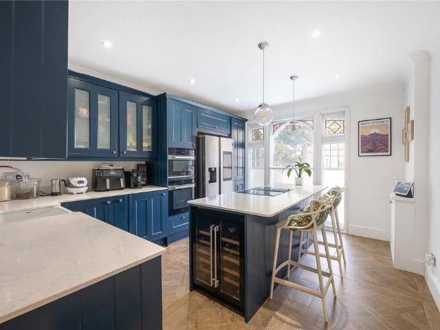 3 bedroom flat for sale