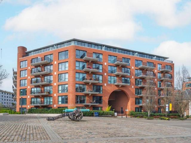 3 bedroom flat for sale