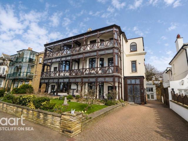 3 bedroom flat for sale