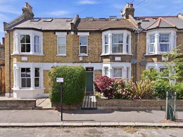 3 bedroom flat for sale