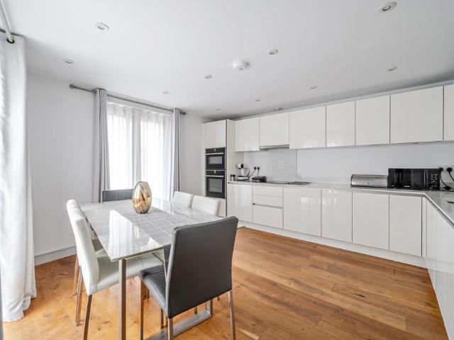3 bedroom flat for sale