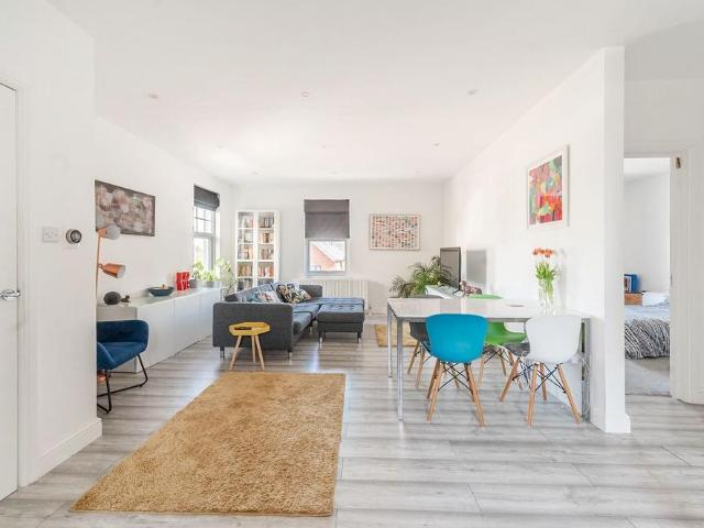 3 bedroom flat for sale