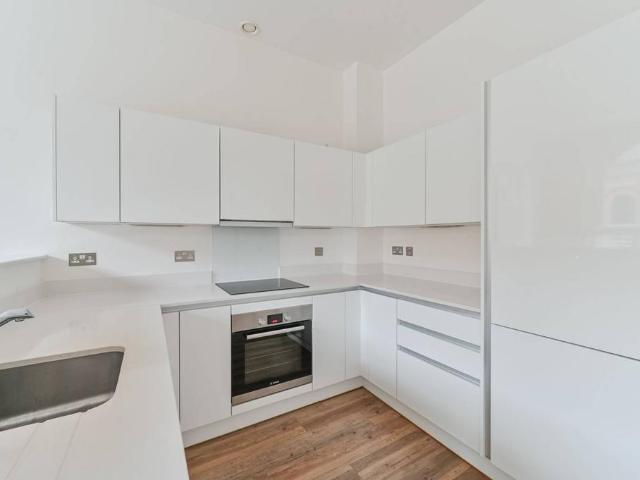 3 bedroom flat for sale