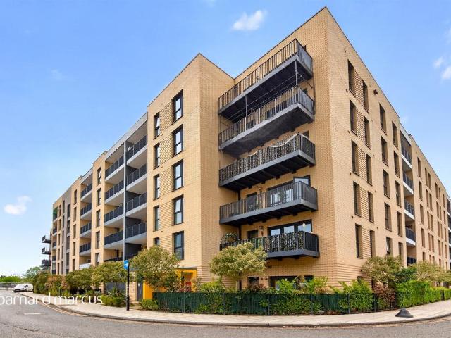 3 bedroom flat for sale