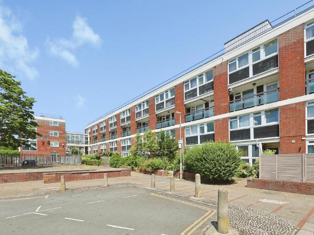 3 bedroom flat for sale
