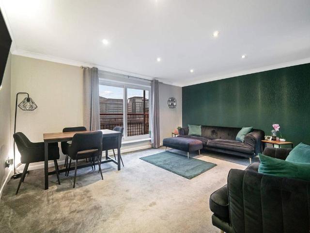 3 bedroom flat for sale