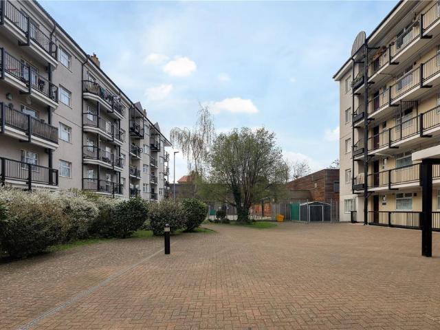 3 bedroom flat for sale