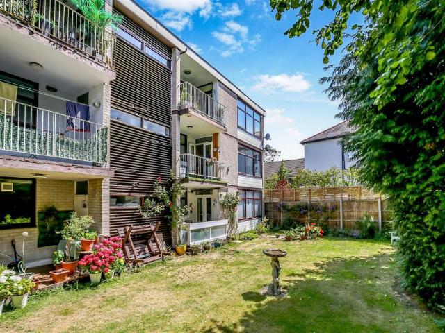 3 bedroom flat for sale