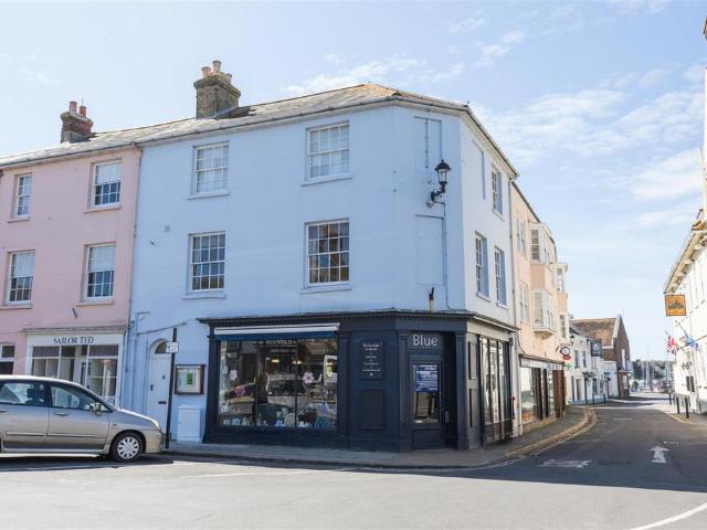 3 bedroom flat for sale