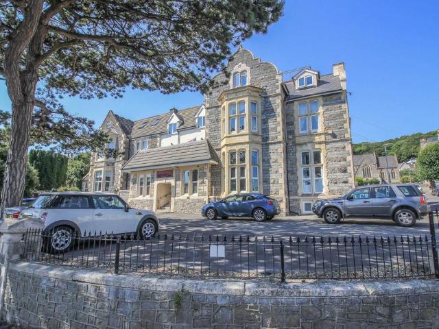 3 bedroom flat for sale