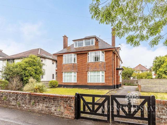 3 bedroom flat for sale