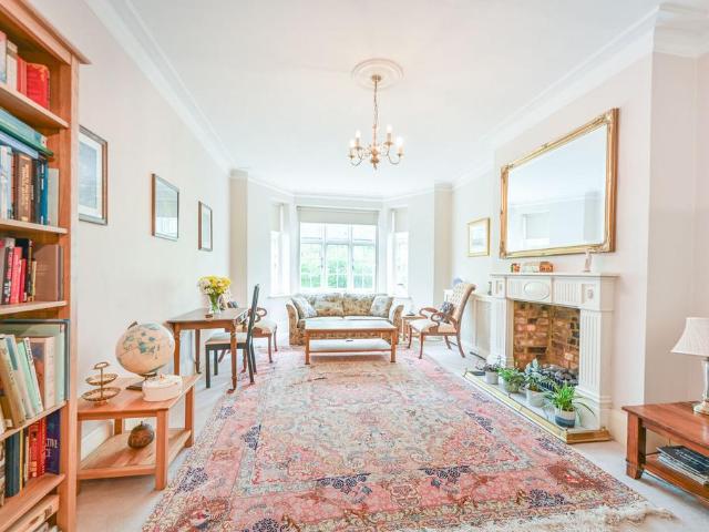 3 bedroom flat for sale