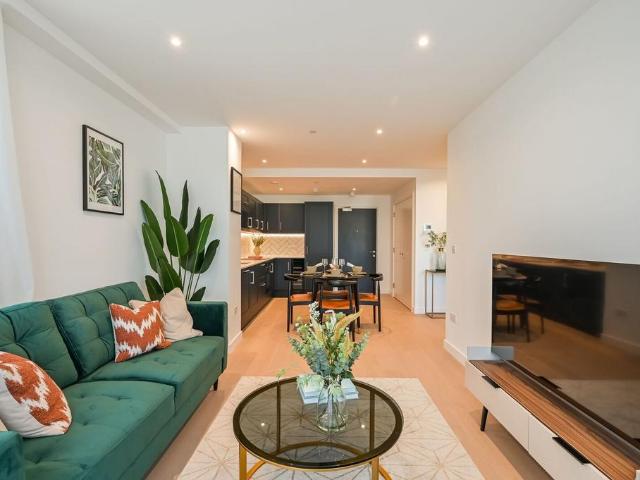 3 bedroom flat for sale