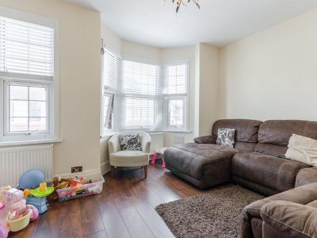 3 bedroom flat for sale