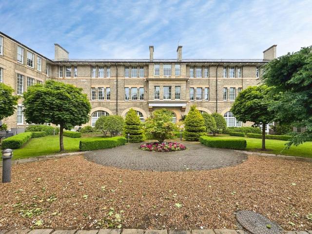 3 bedroom flat for sale