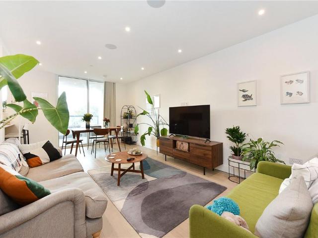 3 bedroom flat for sale