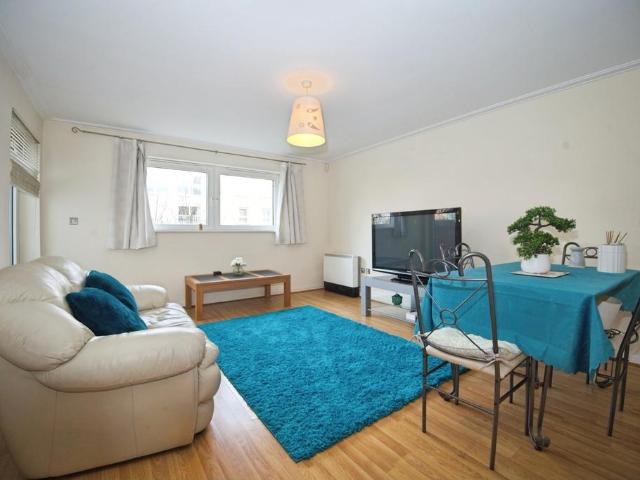 3 bedroom flat for sale