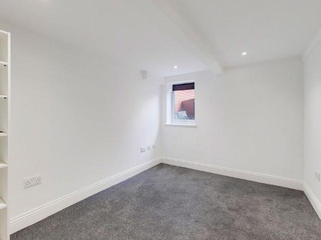 3 bedroom flat for sale