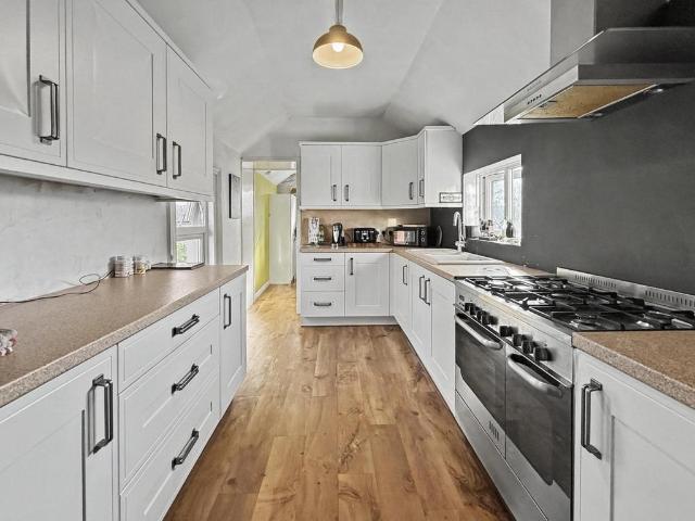3 bedroom flat for sale