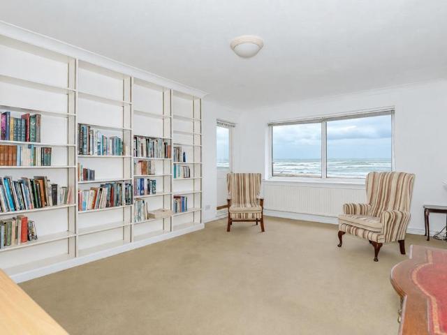 3 bedroom flat for sale