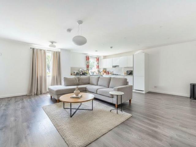 3 bedroom flat for sale