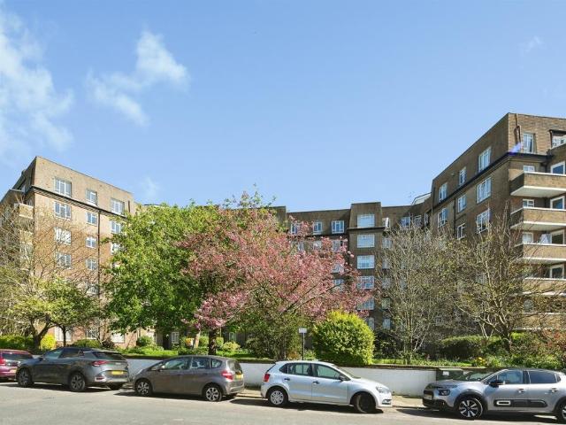 3 bedroom flat for sale