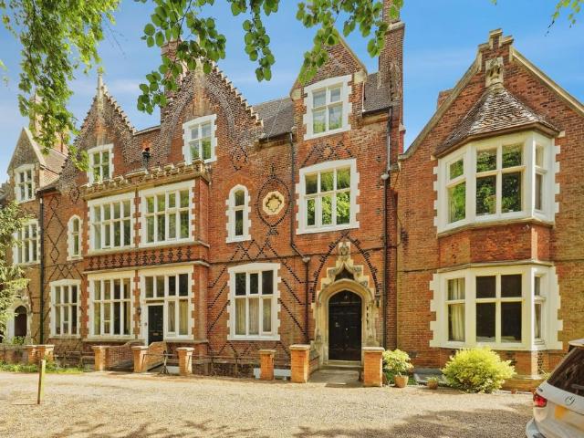 3 bedroom flat for sale